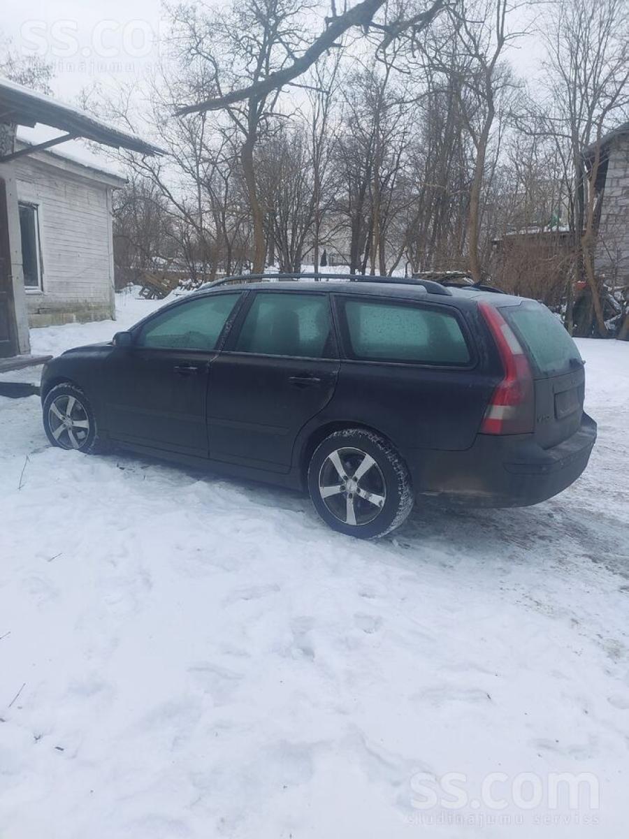 Melns Volvo V50 2004 Rīga, ar dzinēja tilpumu 2.00 L un nobraukumu 290 tūkst. km par 950 €, foto 2 vietnē AUTOMOTO.COM.LV