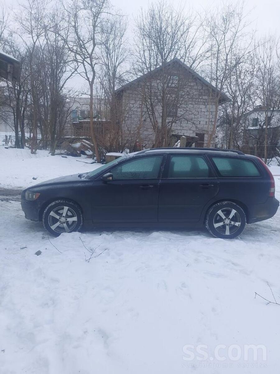 Melns Volvo V50 2004 Rīga, ar dzinēja tilpumu 2.00 L un nobraukumu 290 tūkst. km par 950 €, foto 3 vietnē AUTOMOTO.COM.LV
