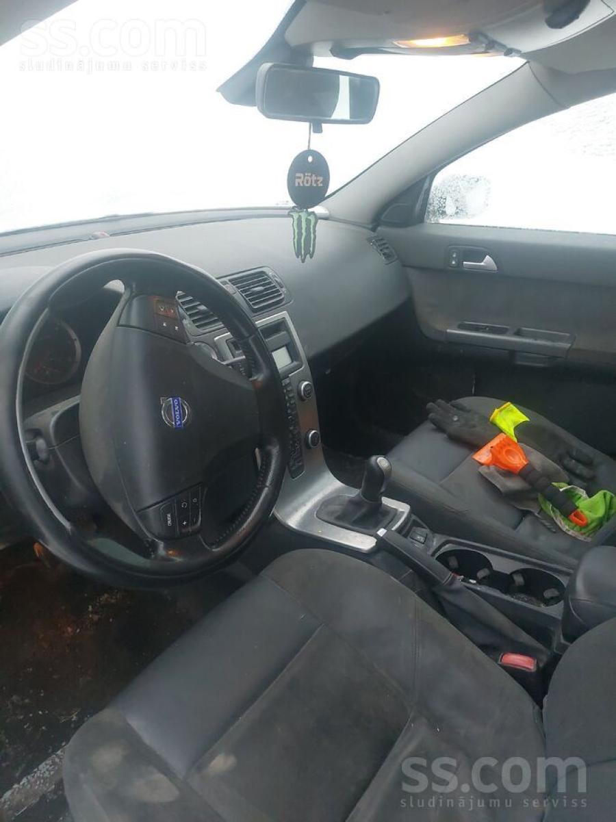 Melns Volvo V50 2004 Rīga, ar dzinēja tilpumu 2.00 L un nobraukumu 290 tūkst. km par 950 €, foto 8 vietnē AUTOMOTO.COM.LV