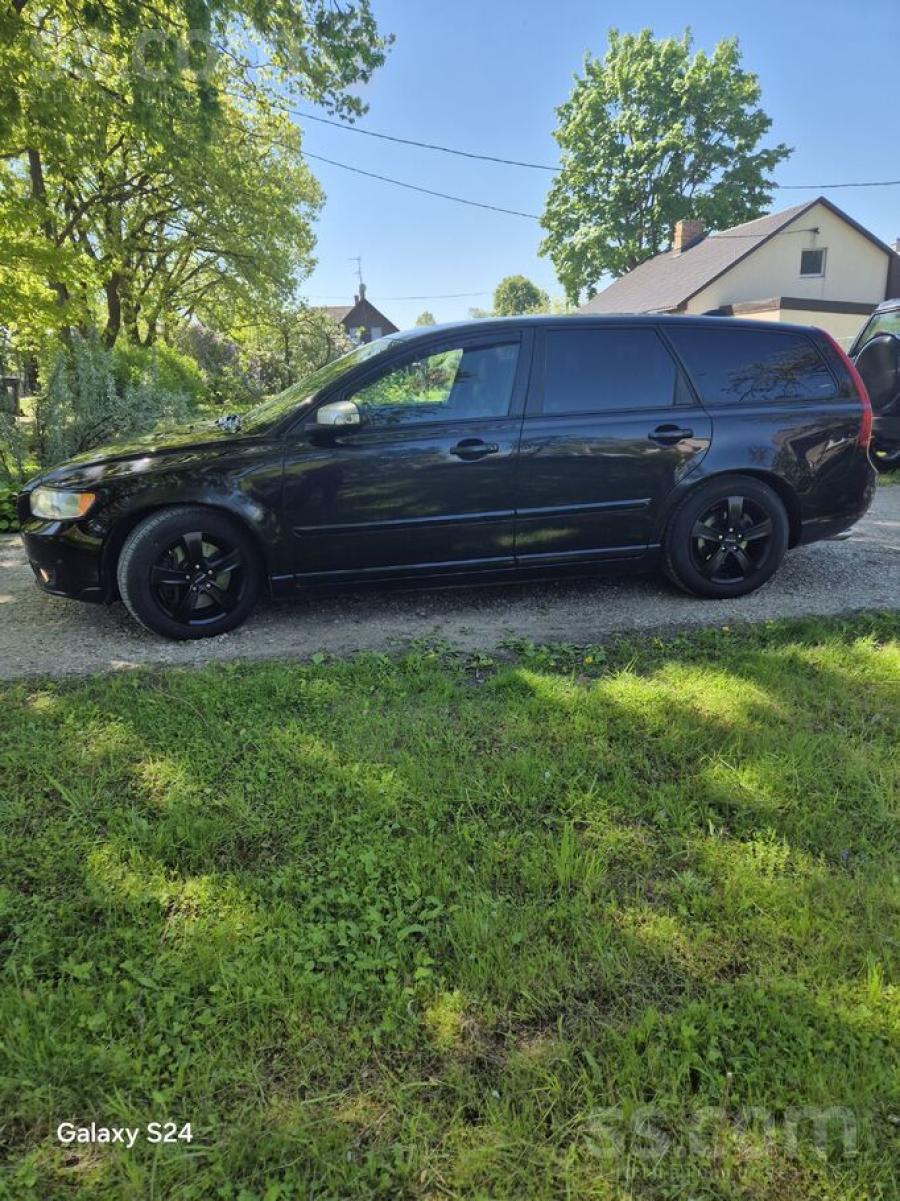 Melns Volvo V50 2008 Jelgava, ar dzinēja tilpumu 2.40 L un nobraukumu 340 tūkst. km par 3000 €, foto 1 vietnē AUTOMOTO.COM.LV