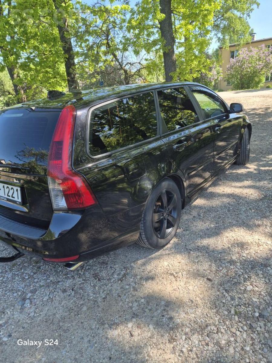 Melns Volvo V50 2008 Jelgava, ar dzinēja tilpumu 2.40 L un nobraukumu 340 tūkst. km par 3000 €, foto 4 vietnē AUTOMOTO.COM.LV