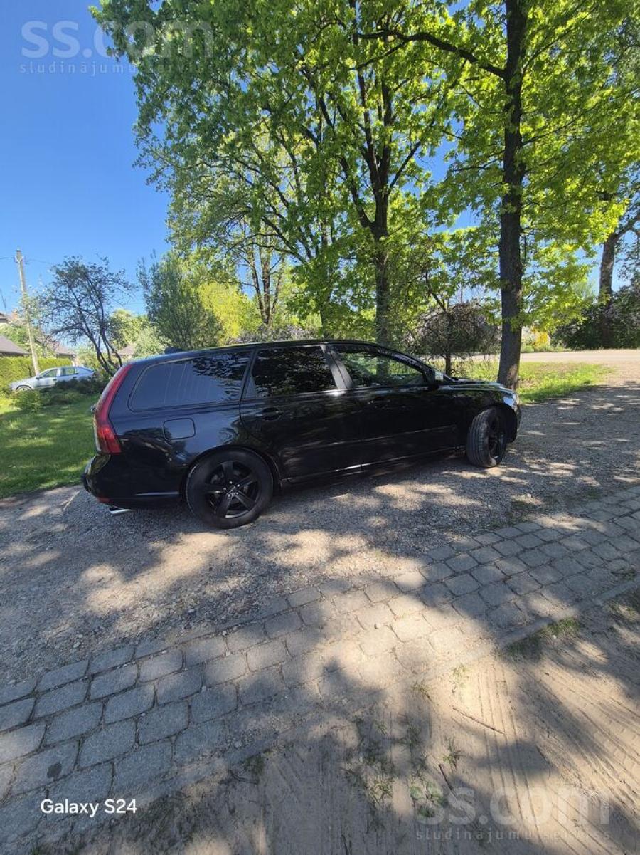 Melns Volvo V50 2008 Jelgava, ar dzinēja tilpumu 2.40 L un nobraukumu 340 tūkst. km par 3000 €, foto 5 vietnē AUTOMOTO.COM.LV