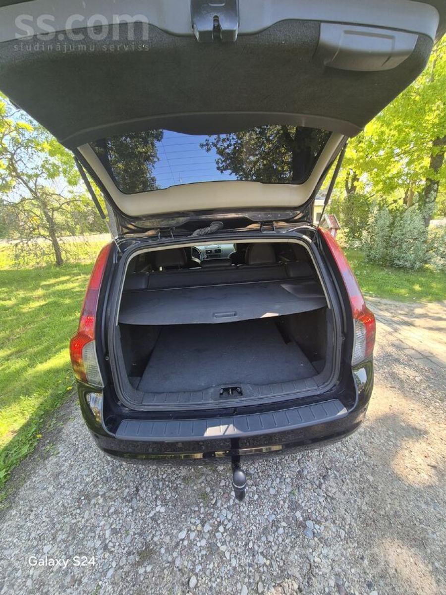 Melns Volvo V50 2008 Jelgava, ar dzinēja tilpumu 2.40 L un nobraukumu 340 tūkst. km par 3000 €, foto 14 vietnē AUTOMOTO.COM.LV
