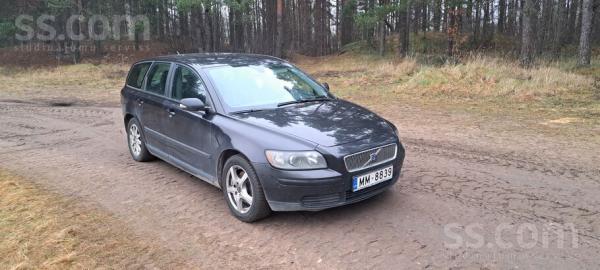 Black Volvo V50 2004 in Riga, with an engine capacity of 2.00 L and mileage of 385 thousand km for 1200 €, photo 2 on AUTOMOTO.COM.LV