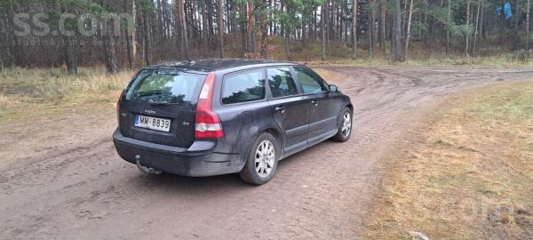 Black Volvo V50 2004 in Riga, with an engine capacity of 2.00 L and mileage of 385 thousand km for 1200 €, photo 3 on AUTOMOTO.COM.LV