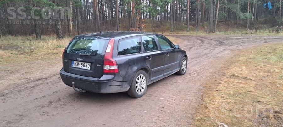 Melns Volvo V50 2004 Rīga, ar dzinēja tilpumu 2.00 L un nobraukumu 385 tūkst. km par 1200 €, foto 3 vietnē AUTOMOTO.COM.LV