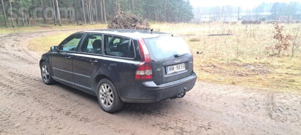 Black Volvo V50 2004 in Riga, with an engine capacity of 2.00 L and mileage of 385 thousand km for 1200 €, photo 4 on AUTOMOTO.COM.LV