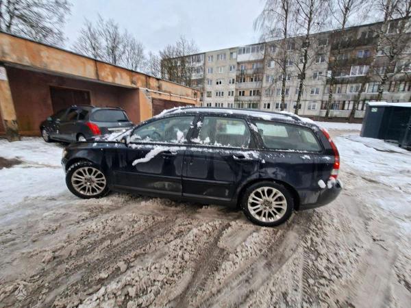 Black Volvo V50 2004 in Panevezys, with an engine capacity of 2.00 L and mileage of 350 thousand km for 700 €, photo 3 on AUTOMOTO.COM.LV
