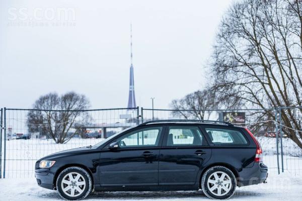 Black Volvo V50 2004 in Riga, with an engine capacity of 2.00 L and mileage of 451 thousand km for 2690 €, photo 4 on AUTOMOTO.COM.LV