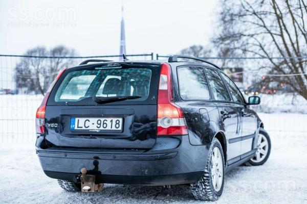 Black Volvo V50 2004 in Riga, with an engine capacity of 2.00 L and mileage of 451 thousand km for 2690 €, photo 7 on AUTOMOTO.COM.LV