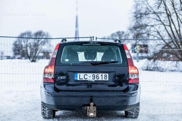 Black Volvo V50 2004 in Riga, with an engine capacity of 2.00 L and mileage of 451 thousand km for 2690 €, photo 8 on AUTOMOTO.COM.LV