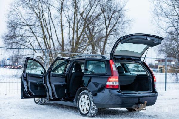 Black Volvo V50 2004 in Riga, with an engine capacity of 2.00 L and mileage of 451 thousand km for 2690 €, photo 9 on AUTOMOTO.COM.LV
