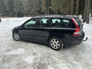 Black Volvo V50 2004 in Skuodas, with an engine capacity of 2.00 L and mileage of 304 thousand km for 1500 €, photo 2 on AUTOMOTO.COM.LV