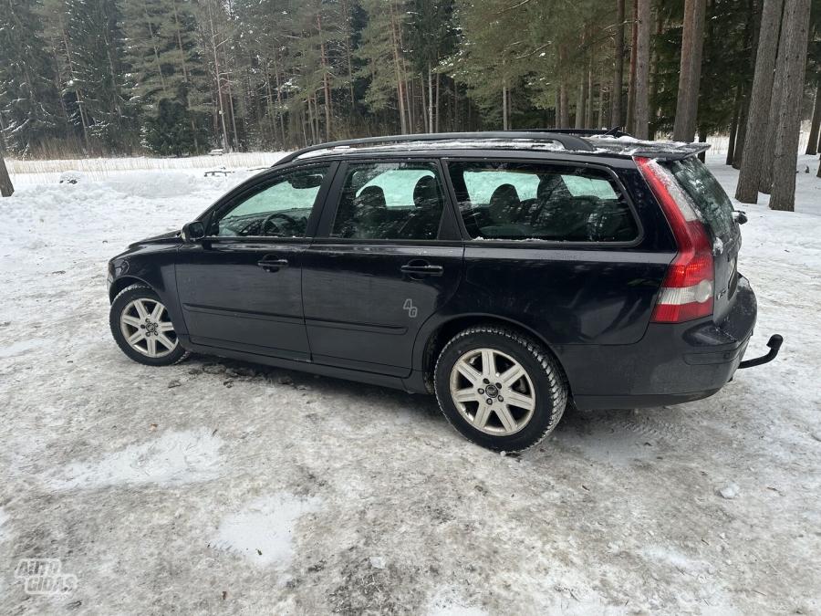 Black Volvo V50 2004 in Skuodas, with an engine capacity of 2.00 L and mileage of 304 thousand km for 1500 €, photo 2 on AUTOMOTO.COM.LV