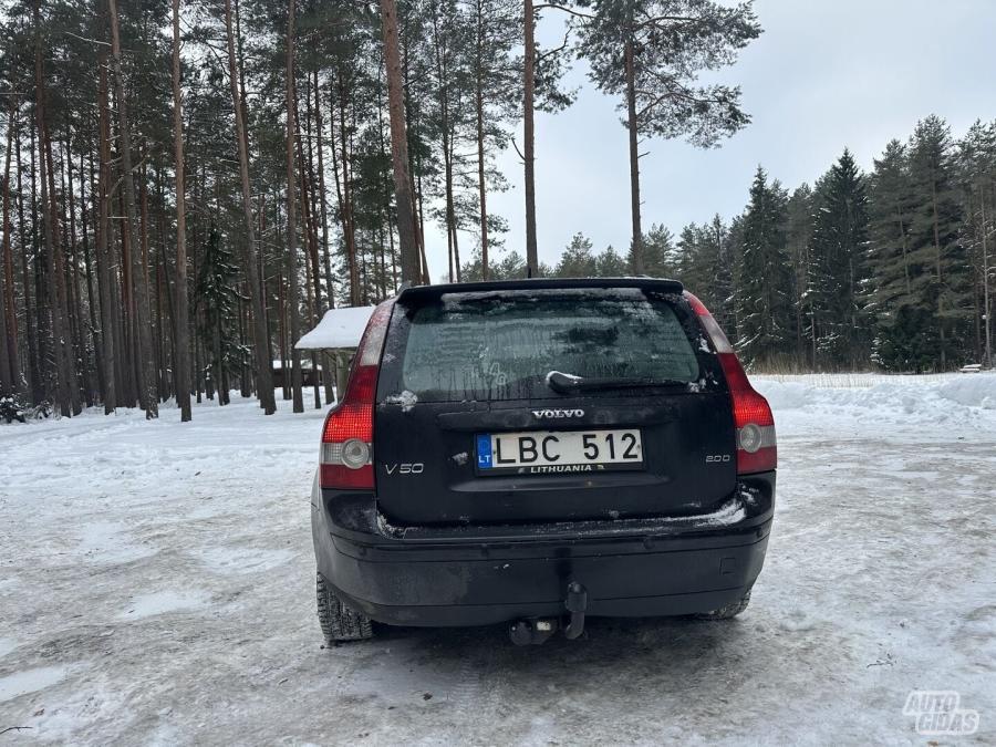 Black Volvo V50 2004 in Skuodas, with an engine capacity of 2.00 L and mileage of 304 thousand km for 1500 €, photo 4 on AUTOMOTO.COM.LV