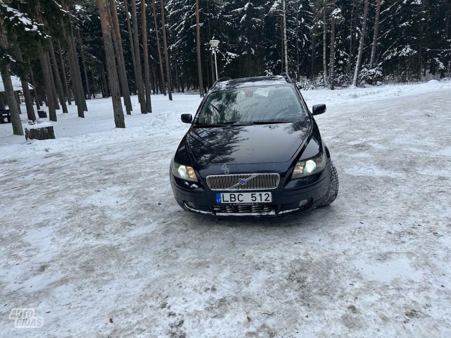 Black Volvo V50 2004 in Skuodas, with an engine capacity of 2.00 L and mileage of 304 thousand km for 1500 €, photo 6 on AUTOMOTO.COM.LV