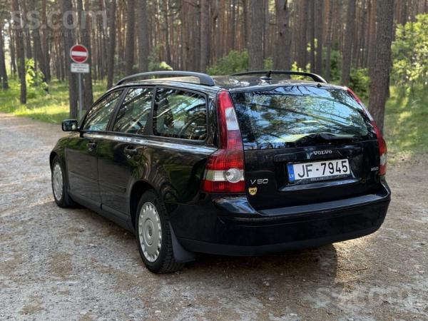 Black Volvo V50 2004 in Riga, with an engine capacity of 2.00 L and mileage of 311 thousand km for 1590 €, photo 4 on AUTOMOTO.COM.LV