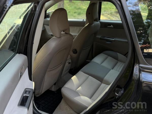 Black Volvo V50 2004 in Riga, with an engine capacity of 2.00 L and mileage of 311 thousand km for 1590 €, photo 6 on AUTOMOTO.COM.LV