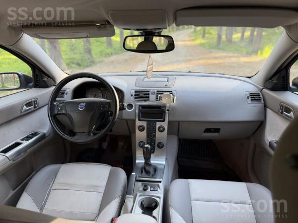 Black Volvo V50 2004 in Riga, with an engine capacity of 2.00 L and mileage of 311 thousand km for 1590 €, photo 9 on AUTOMOTO.COM.LV