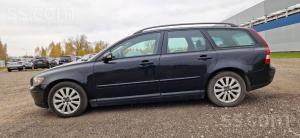 Black Volvo V50 2004 in Daugavpils, with an engine capacity of 2.00 L and mileage of 255 thousand km for 1999 €, photo 3 on AUTOMOTO.COM.LV