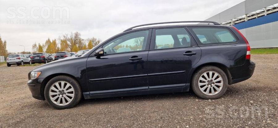 Black Volvo V50 2004 in Daugavpils, with an engine capacity of 2.00 L and mileage of 255 thousand km for 1999 €, photo 3 on AUTOMOTO.COM.LV