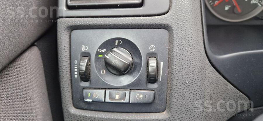Black Volvo V50 2004 in Daugavpils, with an engine capacity of 2.00 L and mileage of 255 thousand km for 1999 €, photo 16 on AUTOMOTO.COM.LV