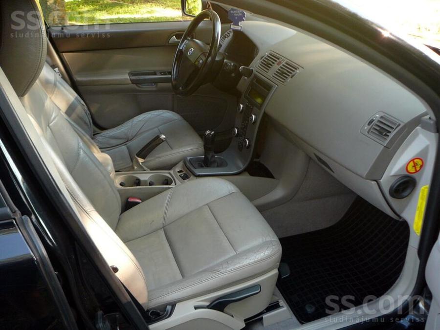 Black Volvo V50 2004 in Cesis, with an engine capacity of 2.00 L and mileage of 279 thousand km for 1750 €, photo 8 on AUTOMOTO.COM.LV