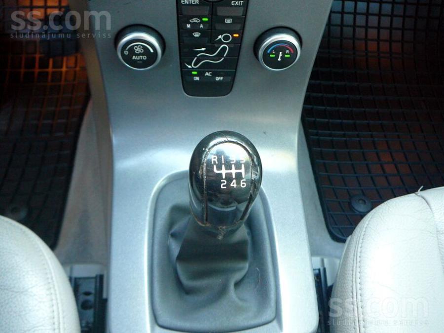 Black Volvo V50 2004 in Cesis, with an engine capacity of 2.00 L and mileage of 279 thousand km for 1750 €, photo 14 on AUTOMOTO.COM.LV