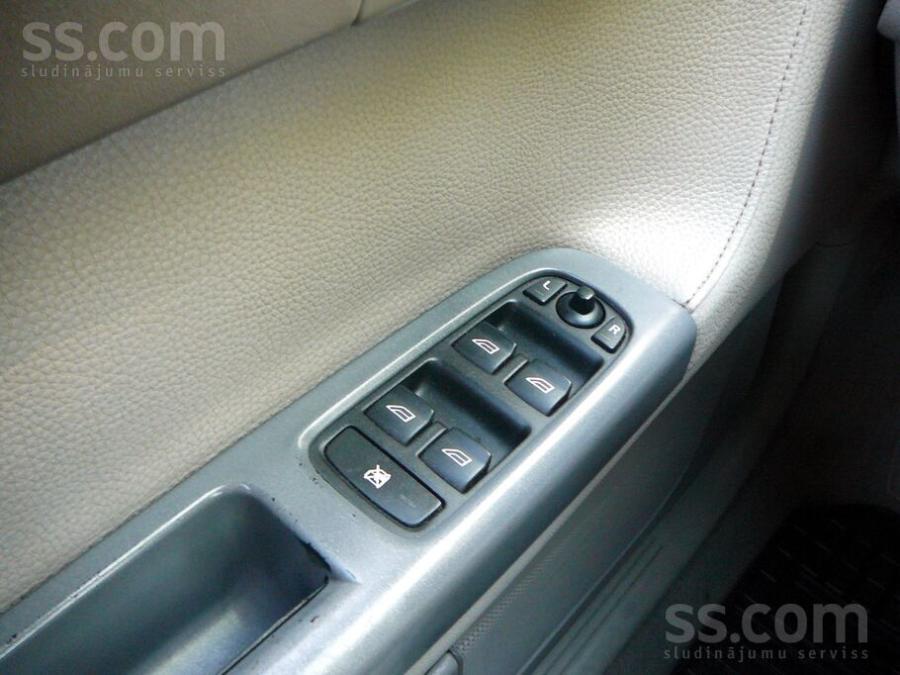 Black Volvo V50 2004 in Cesis, with an engine capacity of 2.00 L and mileage of 279 thousand km for 1750 €, photo 15 on AUTOMOTO.COM.LV