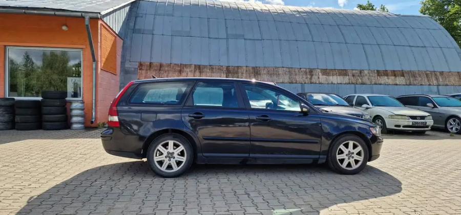 Melns Volvo V50 2004 Valmiera, ar dzinēja tilpumu 2.00 L un nobraukumu 388 tūkst. km par 1250 €, foto 3 vietnē AUTOMOTO.COM.LV