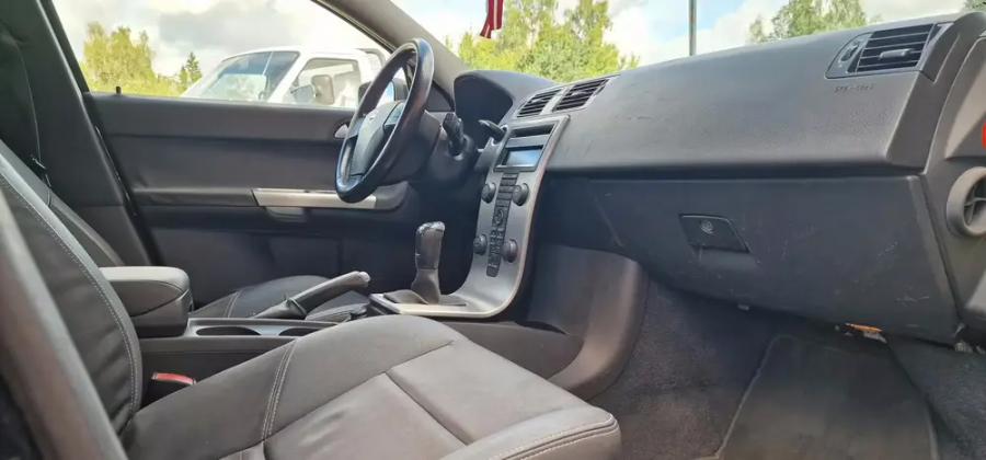 Melns Volvo V50 2004 Valmiera, ar dzinēja tilpumu 2.00 L un nobraukumu 388 tūkst. km par 1250 €, foto 10 vietnē AUTOMOTO.COM.LV