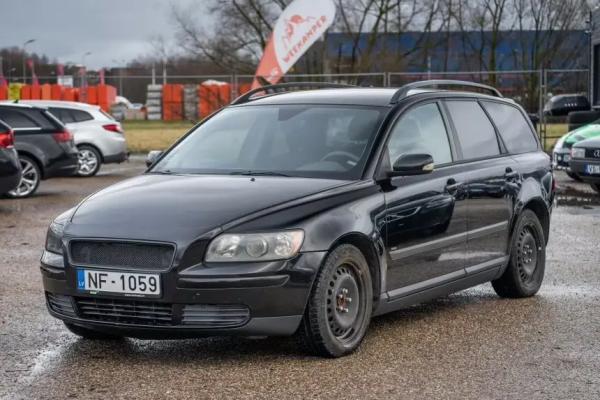 Black Volvo V50 2004 in Liepaja, with an engine capacity of 2.00 L and mileage of 333 thousand km for 3250 €, photo 1 on AUTOMOTO.COM.LV