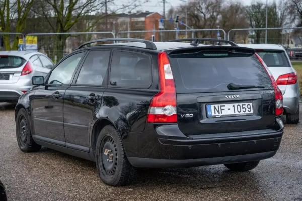 Black Volvo V50 2004 in Liepaja, with an engine capacity of 2.00 L and mileage of 333 thousand km for 3250 €, photo 2 on AUTOMOTO.COM.LV
