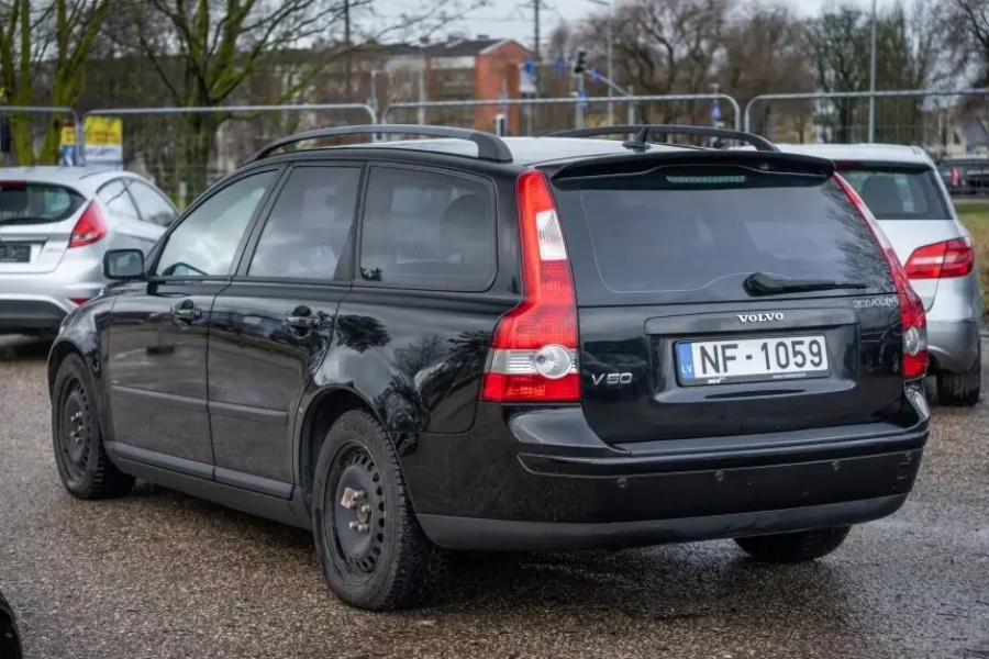 Melns Volvo V50 2004 Liepāja, ar dzinēja tilpumu 2.00 L un nobraukumu 333 tūkst. km par 3250 €, foto 3 vietnē AUTOMOTO.COM.LV