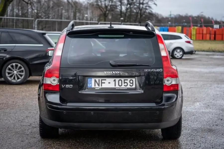 Melns Volvo V50 2004 Liepāja, ar dzinēja tilpumu 2.00 L un nobraukumu 333 tūkst. km par 3250 €, foto 4 vietnē AUTOMOTO.COM.LV