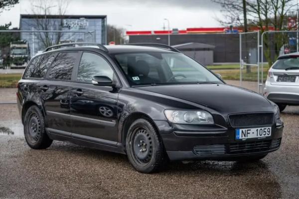 Black Volvo V50 2004 in Liepaja, with an engine capacity of 2.00 L and mileage of 333 thousand km for 3250 €, photo 5 on AUTOMOTO.COM.LV