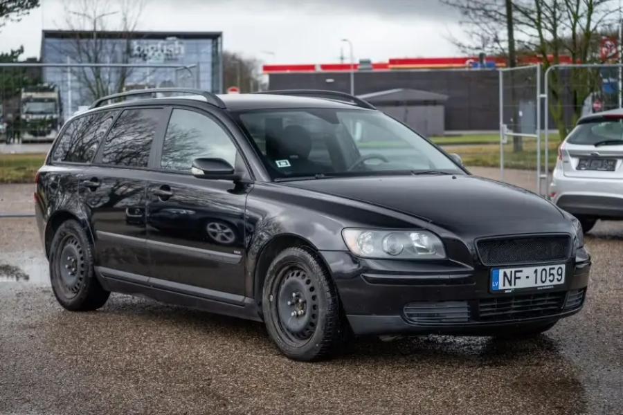 Melns Volvo V50 2004 Liepāja, ar dzinēja tilpumu 2.00 L un nobraukumu 333 tūkst. km par 3250 €, foto 6 vietnē AUTOMOTO.COM.LV