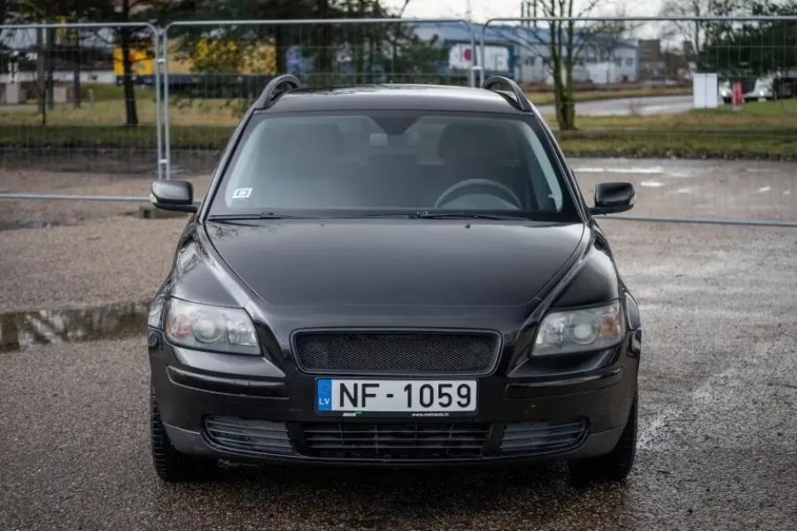 Melns Volvo V50 2004 Liepāja, ar dzinēja tilpumu 2.00 L un nobraukumu 333 tūkst. km par 3250 €, foto 7 vietnē AUTOMOTO.COM.LV