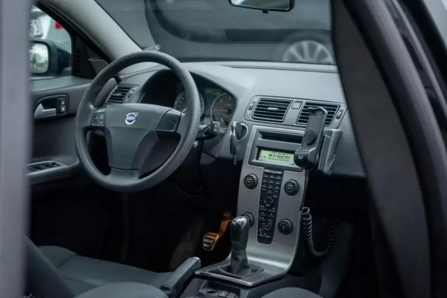 Melns Volvo V50 2004 Liepāja, ar dzinēja tilpumu 2.00 L un nobraukumu 333 tūkst. km par 3250 €, foto 8 vietnē AUTOMOTO.COM.LV