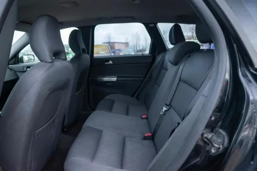 Melns Volvo V50 2004 Liepāja, ar dzinēja tilpumu 2.00 L un nobraukumu 333 tūkst. km par 3250 €, foto 10 vietnē AUTOMOTO.COM.LV