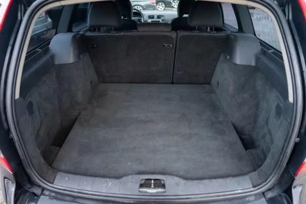 Black Volvo V50 2004 in Liepaja, with an engine capacity of 2.00 L and mileage of 333 thousand km for 3250 €, photo 10 on AUTOMOTO.COM.LV