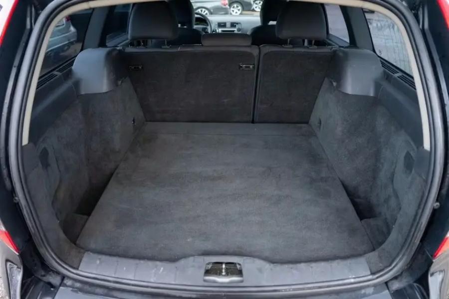 Melns Volvo V50 2004 Liepāja, ar dzinēja tilpumu 2.00 L un nobraukumu 333 tūkst. km par 3250 €, foto 11 vietnē AUTOMOTO.COM.LV