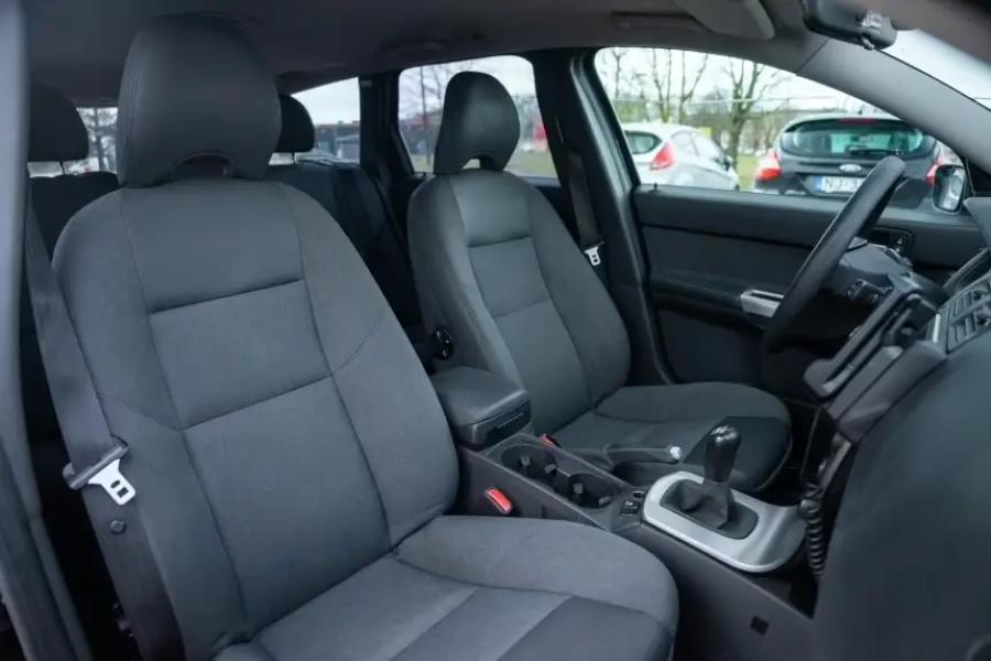 Melns Volvo V50 2004 Liepāja, ar dzinēja tilpumu 2.00 L un nobraukumu 333 tūkst. km par 3250 €, foto 13 vietnē AUTOMOTO.COM.LV
