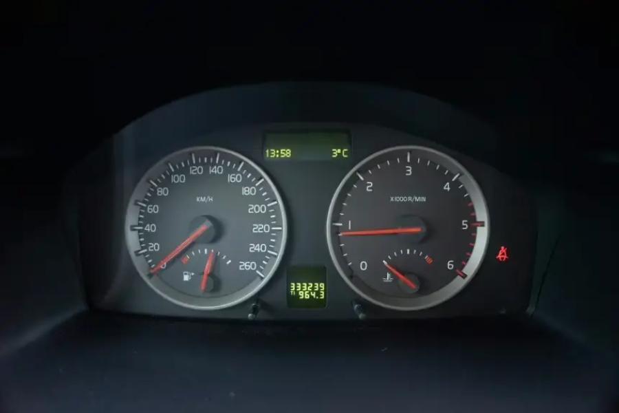 Melns Volvo V50 2004 Liepāja, ar dzinēja tilpumu 2.00 L un nobraukumu 333 tūkst. km par 3250 €, foto 14 vietnē AUTOMOTO.COM.LV