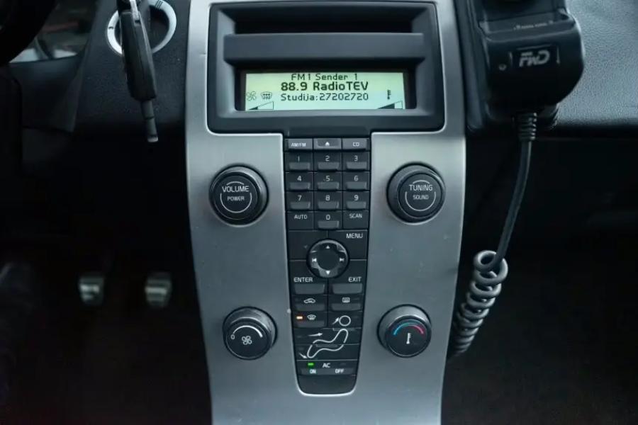 Melns Volvo V50 2004 Liepāja, ar dzinēja tilpumu 2.00 L un nobraukumu 333 tūkst. km par 3250 €, foto 15 vietnē AUTOMOTO.COM.LV