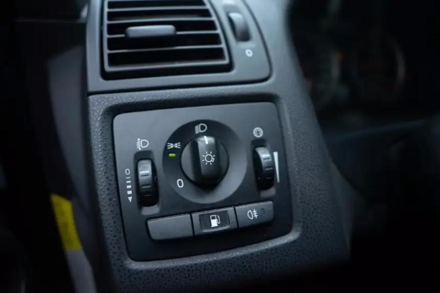 Melns Volvo V50 2004 Liepāja, ar dzinēja tilpumu 2.00 L un nobraukumu 333 tūkst. km par 3250 €, foto 16 vietnē AUTOMOTO.COM.LV
