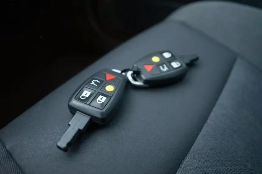 Melns Volvo V50 2004 Liepāja, ar dzinēja tilpumu 2.00 L un nobraukumu 333 tūkst. km par 3250 €, foto 18 vietnē AUTOMOTO.COM.LV
