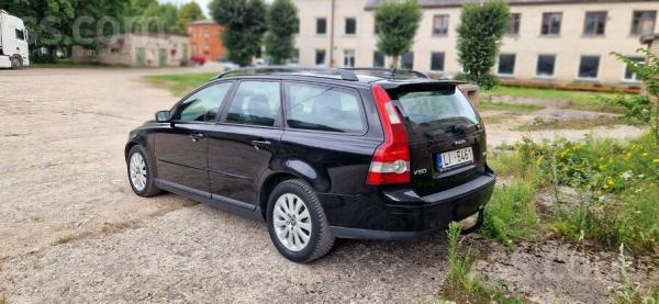 Black Volvo V50 2004 in Talsi, with an engine capacity of 2.00 L and mileage of 320 thousand km for 950 €, photo 3 on AUTOMOTO.COM.LV