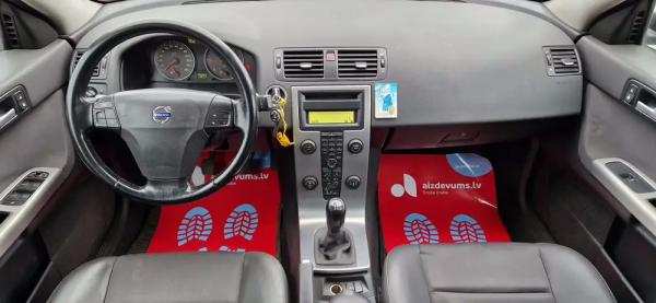 Melns Volvo V50 2004 Daugavpils, ar dzinēja tilpumu 2.00 L un nobraukumu 255 tūkst. km par 1999 €, foto 9 vietnē AUTOMOTO.COM.LV
