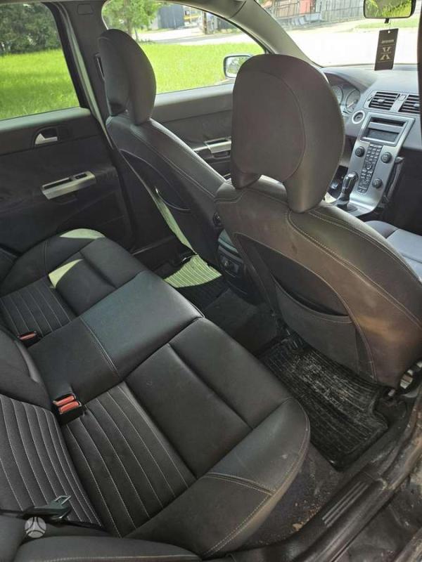 Black Volvo V50 2004 in Telschi, with an engine capacity of 2.00 L and mileage of 311 thousand km for 950 €, photo 10 on AUTOMOTO.COM.LV